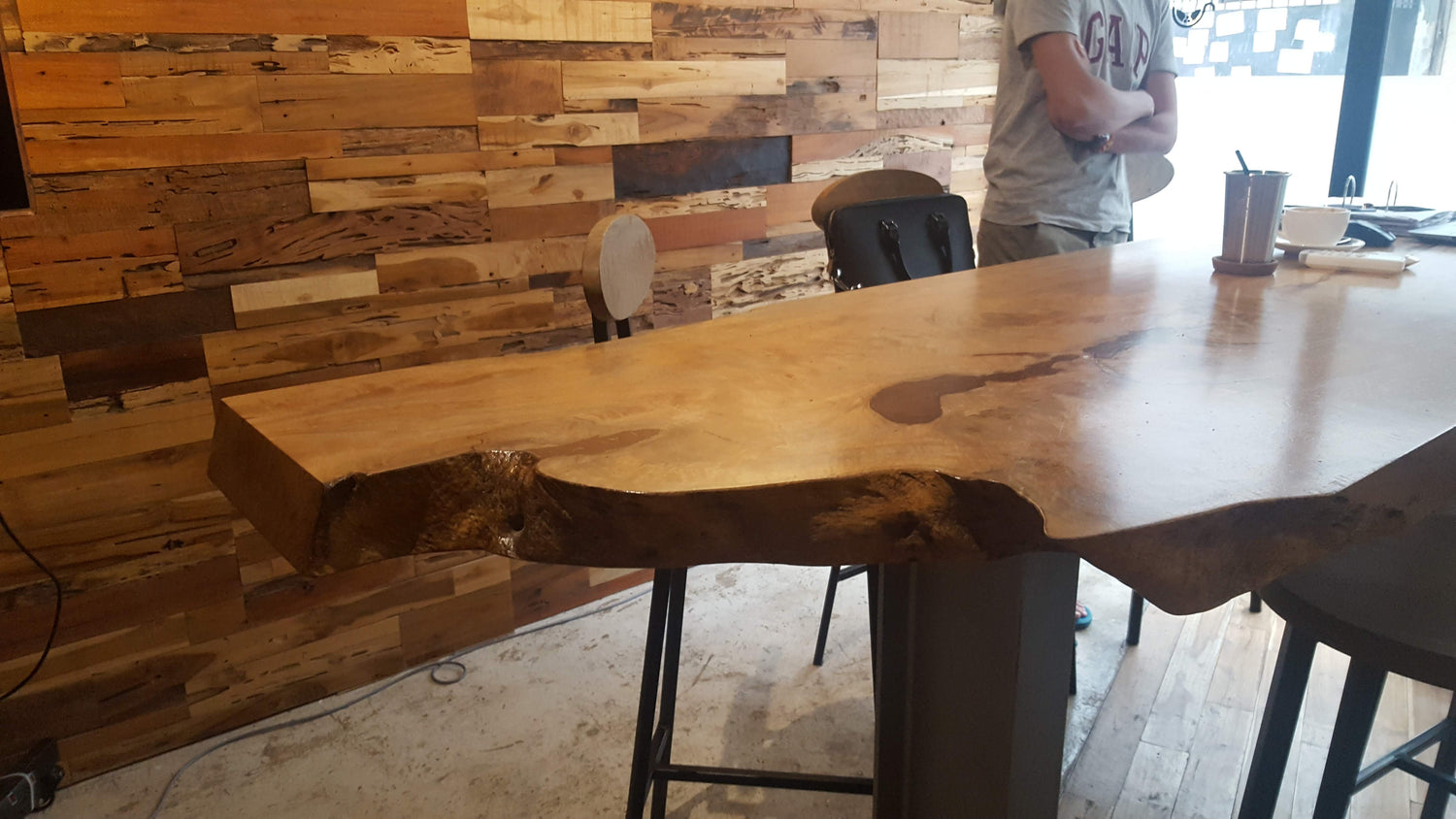 High-Quality Wooden Table Tops for Restaurants | Java Creations